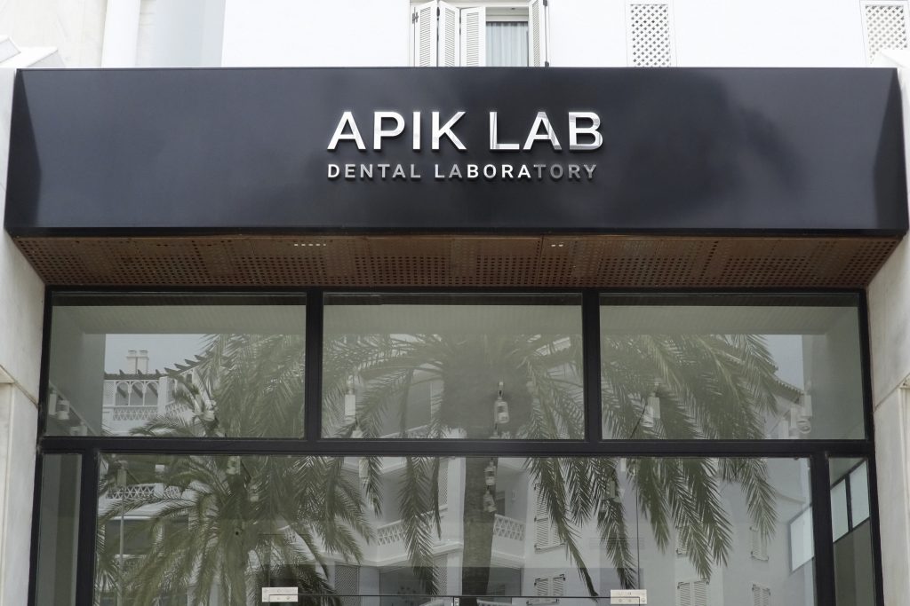 About Us - Oentoe Apik